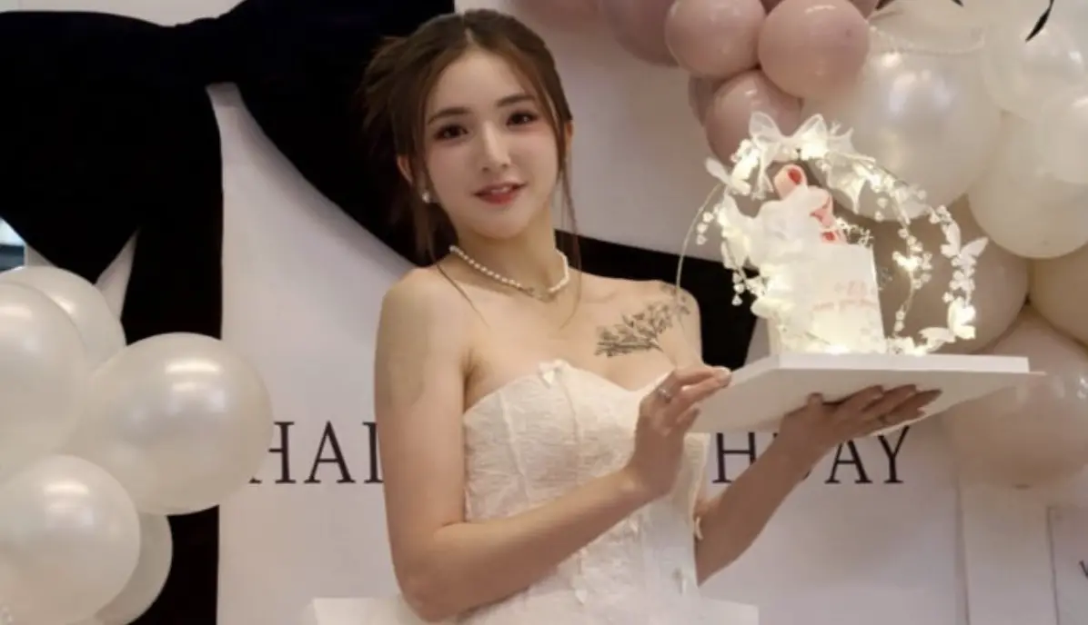 Dora脫身富商小三風波？「首露面」嗨翻生日趴 純白禮服炸出上胸 | 娛樂 | NOWnews今日新聞