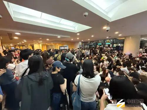 直擊／GD權志龍炸裂小巨蛋！精心準備台北限定禮 粉絲打開秒落淚 | 娛樂 | NOWnews今日新聞