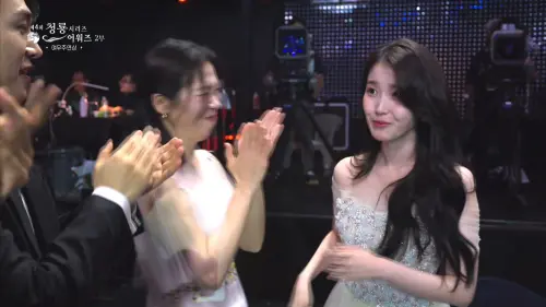 青龍獎／IU以《苦盡柑來》奪視后哽咽領獎 老公朴寶劍台下狂拍 | 娛樂 | NOWnews今日新聞