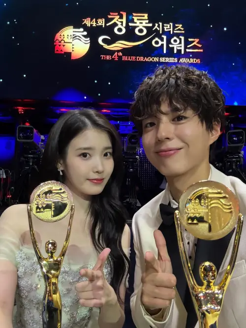 IU拿青龍視后、公開後台親親照！合拍老公朴寶劍人生4格看哭劇迷 | 娛樂 | NOWnews今日新聞