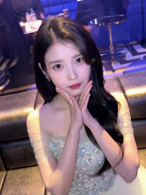 IU拿青龍視后、公開後台親親照！合拍老公朴寶劍人生4格看哭劇迷 | 娛樂 | NOWnews今日新聞