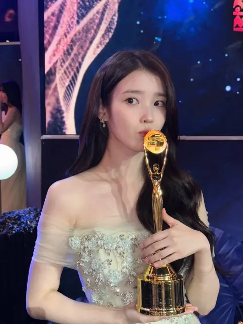 IU拿青龍視后、公開後台親親照！合拍老公朴寶劍人生4格看哭劇迷 | 娛樂 | NOWnews今日新聞