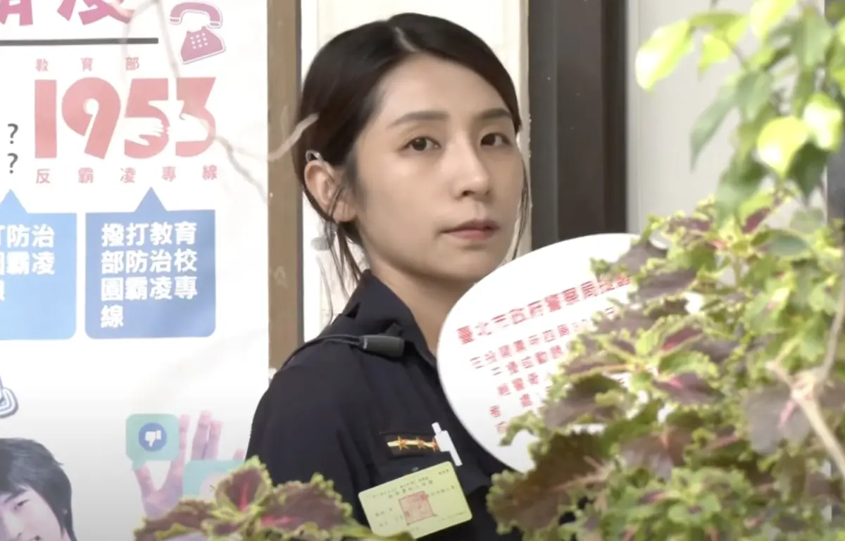 726大罷免／陳佩琪金甌女中投票 高顏值女警意外成「現場嬌點」 | 726大罷免 | 焦點 | NOWnews今日新聞