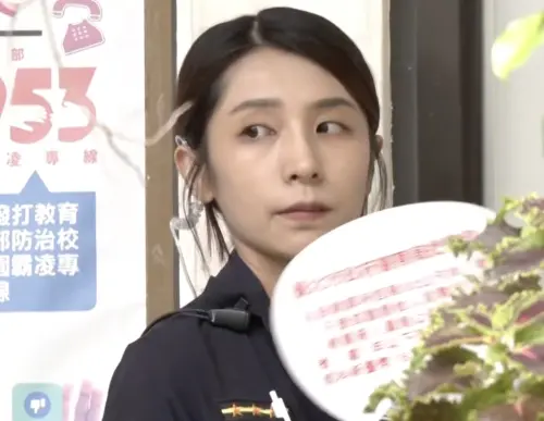 726大罷免／陳佩琪金甌女中投票 高顏值女警意外成「現場嬌點」 | 726大罷免 | 焦點 | NOWnews今日新聞