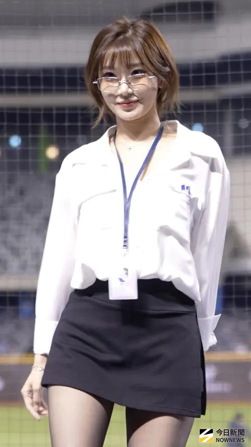 李珠珢OL風應援成焦點！陳晨威靈魂出竅緊盯被抓包 粉絲急喊JuJu | 娛樂 | NOWnews今日新聞