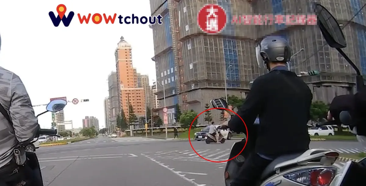 轉角遇到愛！桃園騎士闖紅燈、沒戴安全帽 下一秒巧遇警車被攔下 | 頭條焦點 | NOWnews今日新聞