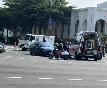 台中西屯車禍！BMW與機車激烈碰撞 騎士顏面重傷、無呼吸心跳 | 地方 | NOWnews今日新聞