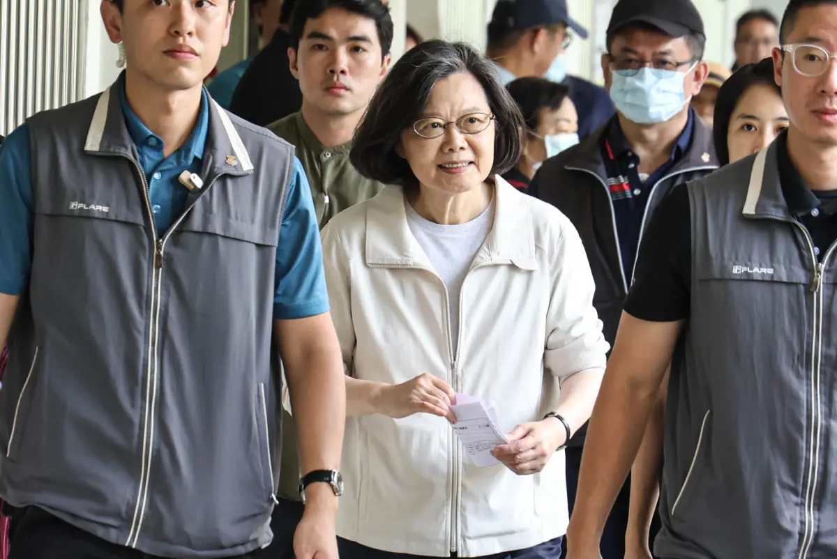 823大罷免／蔡英文現身投票！被問「823前怎沒發臉書？」反應曝光 | 政治快訊 | 要聞 | NOWnews今日新聞