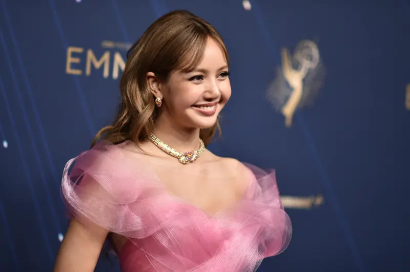 艾美獎／BLACKPINK Lisa紅毯初登場秀美腿！一身粉紅如童話小公主 | 娛樂 | NOWnews今日新聞