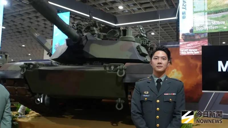 國防展帥氣M1A2T戰車說明官 率戰車連實彈射擊彈無虛發 | 政治快訊 | 要聞 | NOWnews今日新聞