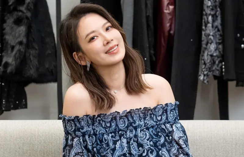 Melody驚喜現身香港！親切搭肩與粉絲合照 大長腿踩愛馬仕超吸睛 | 娛樂 | NOWnews今日新聞