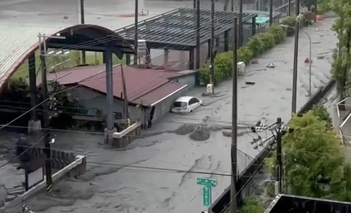 馬太鞍溪堰塞湖溢流！恐怖洪水沖斷橋：像311海嘯 光復鄉淹一片 | 生活 | NOWnews今日新聞