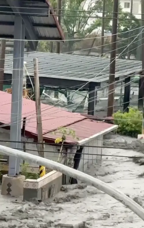 馬太鞍溪堰塞湖溢流！恐怖洪水沖斷橋：像311海嘯 光復鄉淹一片 | 生活 | NOWnews今日新聞