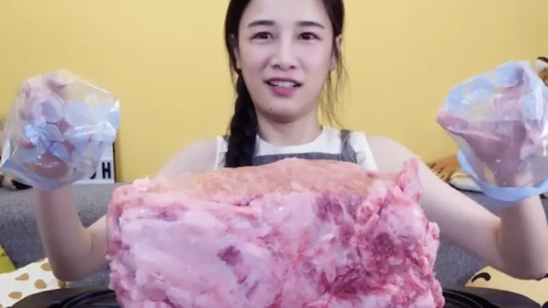 YTR千千中秋烤肉火燒厝！他吃50人份蛋黃酥出事了 拍片緊急中斷 | 娛樂 | NOWnews今日新聞