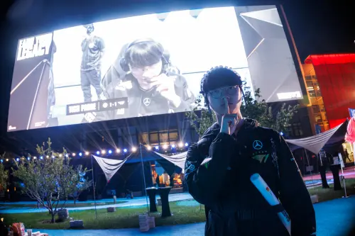 LOL世界賽／中國女Faker現場看T1打IG！與本尊隔空合照 粉絲嗨翻 | 電玩動漫 | 生活 | NOWnews今日新聞