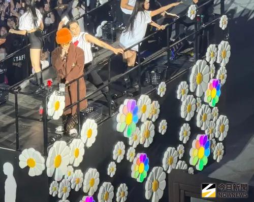 GD大巨蛋亂象多！粉絲失控暴衝舞台邊、發言被插嘴：你們話太多 | 娛樂 | NOWnews今日新聞