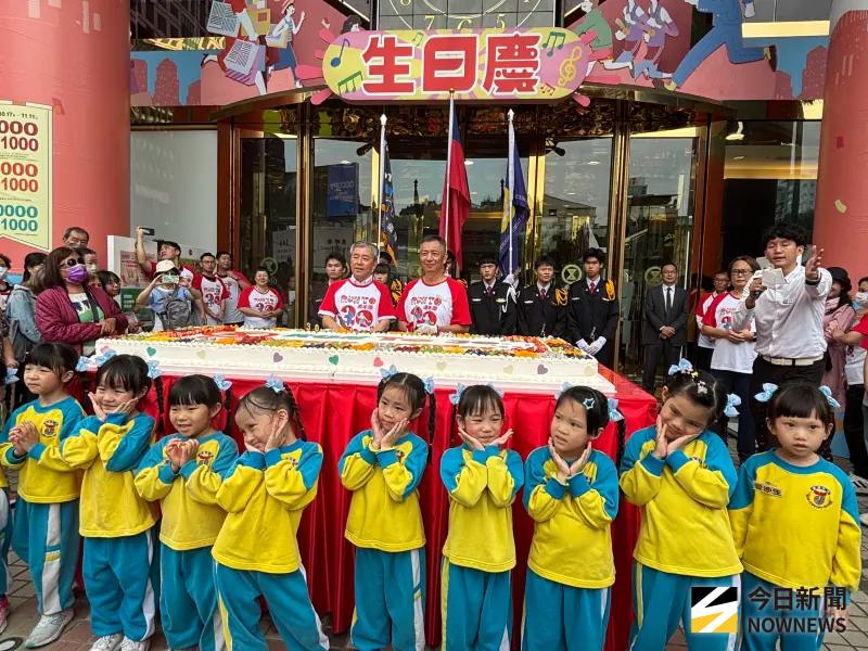 廣三SOGO歡慶30週年 邀千人同慶搶先曝光極光聖誕樹 | 地方 | NOWnews今日新聞