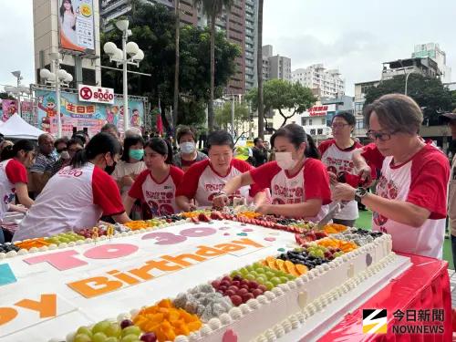 廣三SOGO歡慶30週年 邀千人同慶搶先曝光極光聖誕樹 | 地方 | NOWnews今日新聞